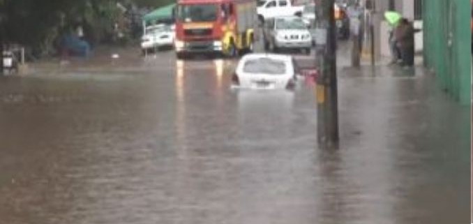 Inundaciones y caídas de muros en el inicio del invierno en la capital ...
