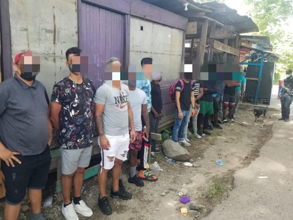 Capturan a dos "coyotes" en zona norte de Honduras con bus repleto de ...