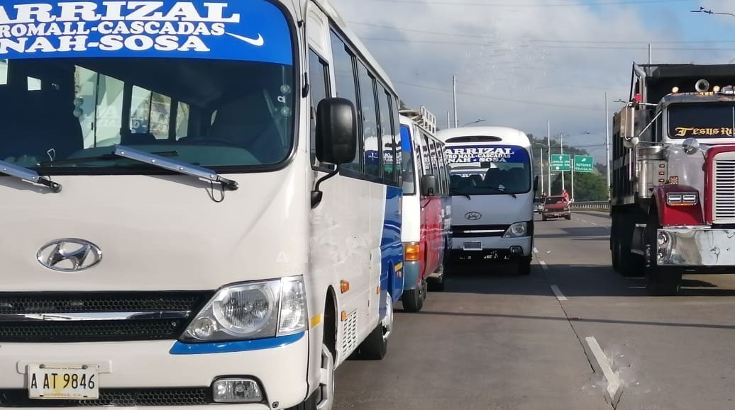 Sector transporte cumple amenazas de paro y se arma caos en capital de ...
