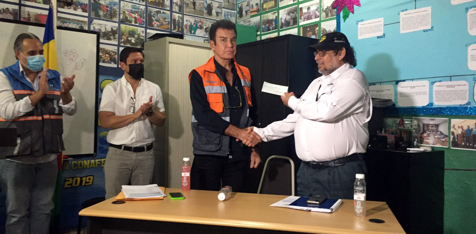 Nasralla visita los bordos de la Rivera Hernández y entrega donativo ...